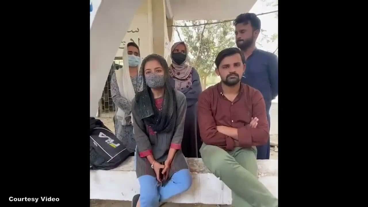 IJT members beat Students at Karachi University for celebrating Holi